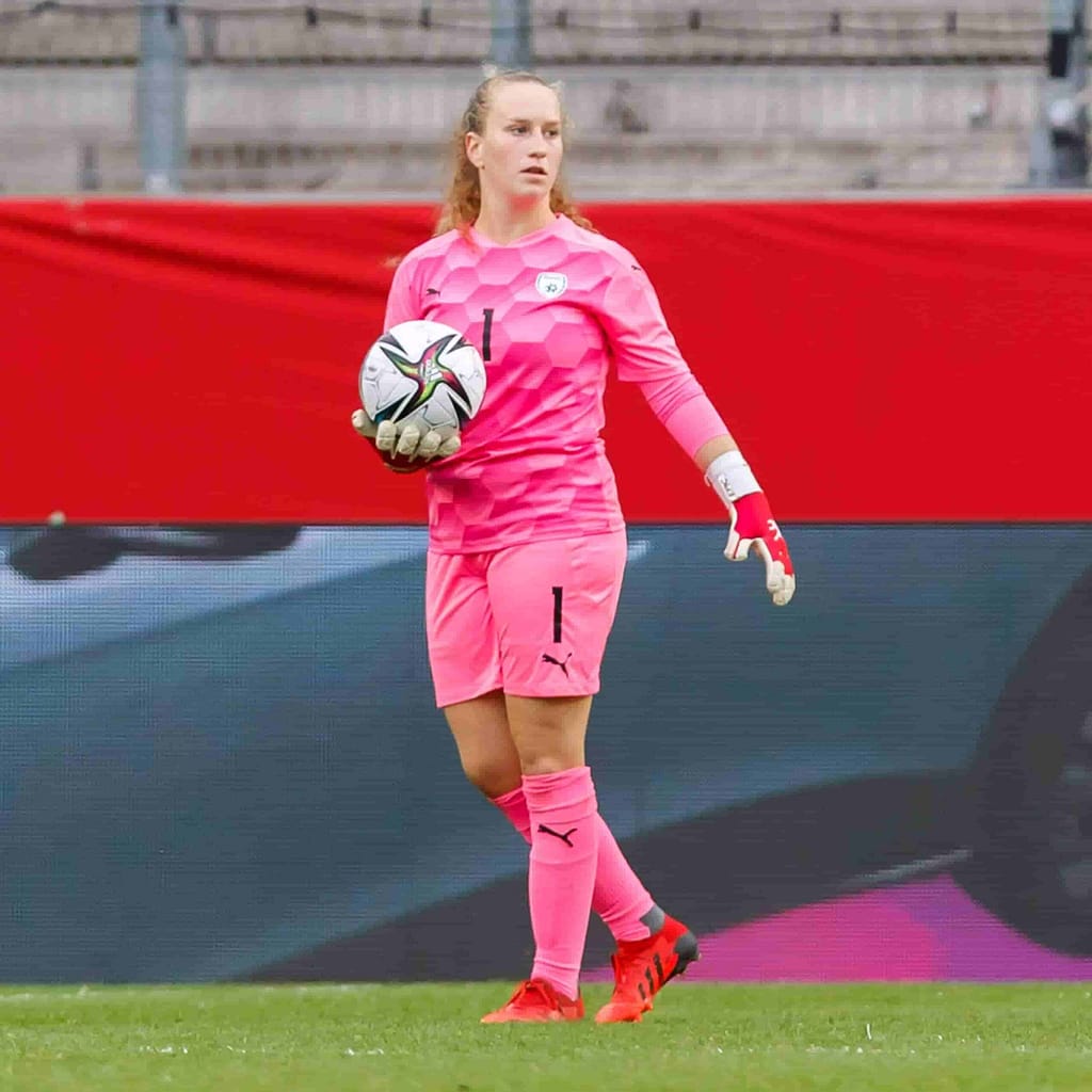 Pink Soccer Goalie Jersey Guide | Stylish & Functional Goalkeeper Jerseys
